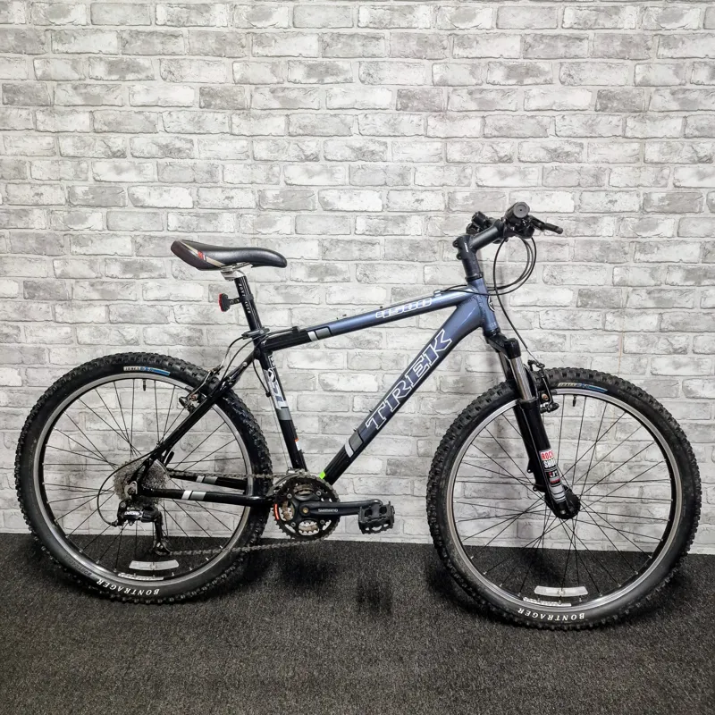 TREK 4500 HARDTAIL MOUNTAIN BIKE - MEDIUM 18 INCH FRAME